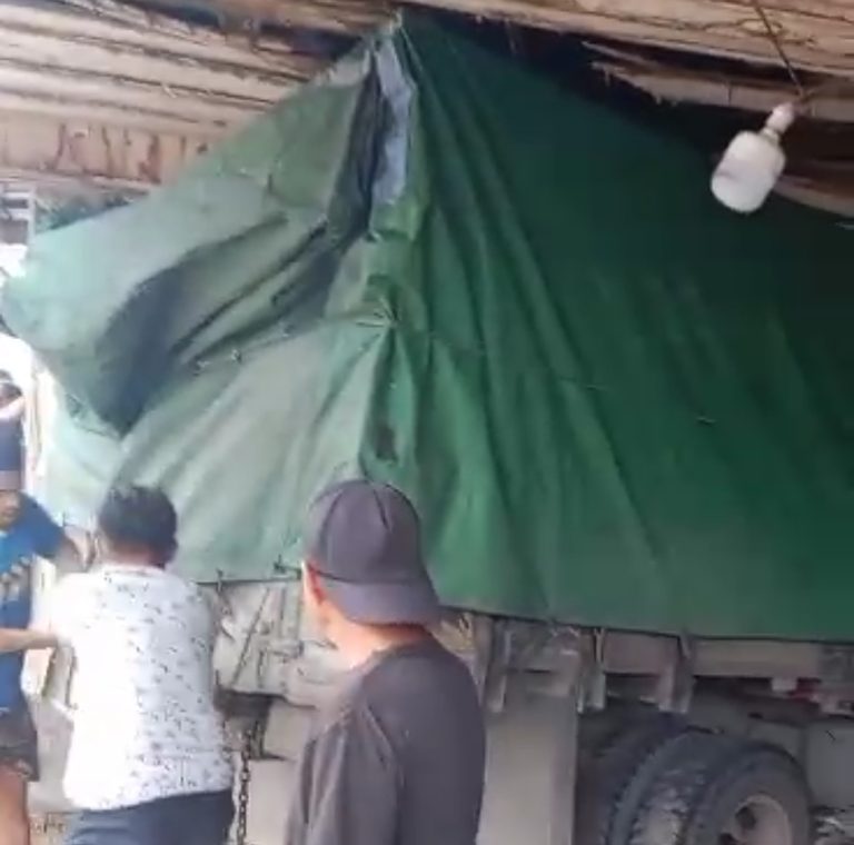 Truk Diduga Rem Blong Tabrak Dua Ruko di Simpang Ampar, Satu Korban ...